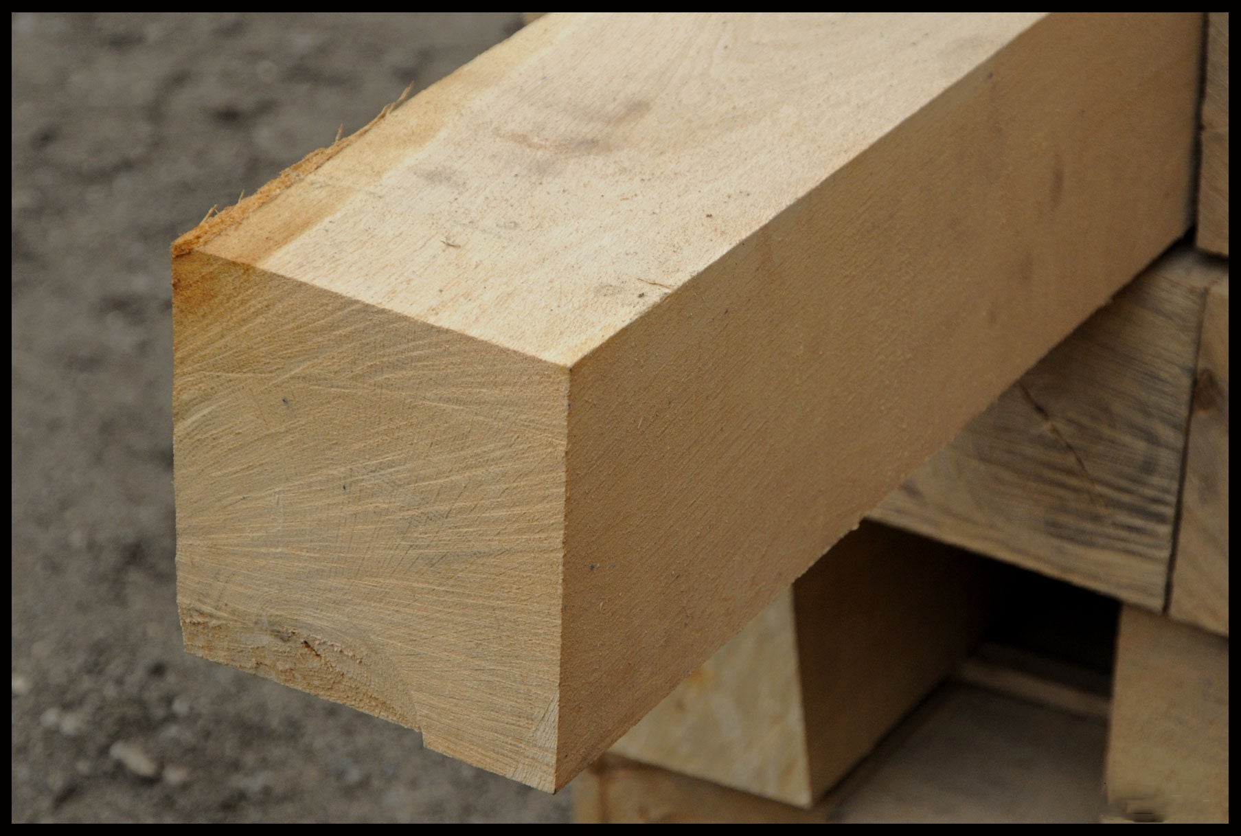 Ege Stolpe 150x150 mm – Kraftig og Holdbar Stolpe i Massivt Egetræ
